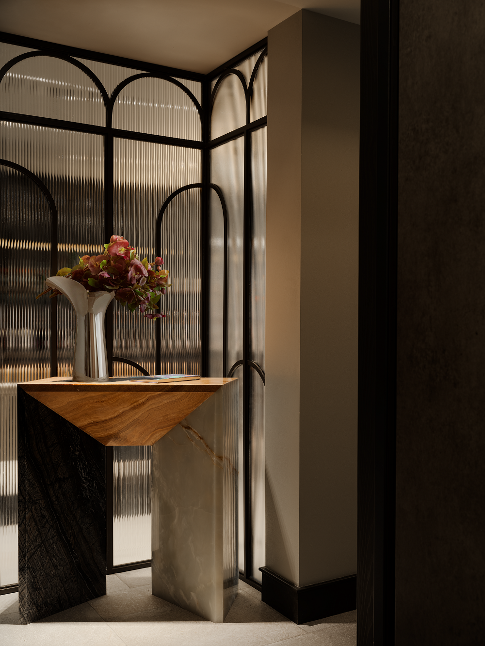 Global World: Light, Shadow, and Coexistence in Jiangjing Mansion